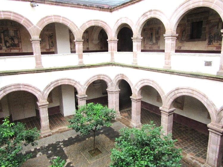 Museo del Antiguo Convento Franciscano de Santa Ana en Tzintzuntzan ...