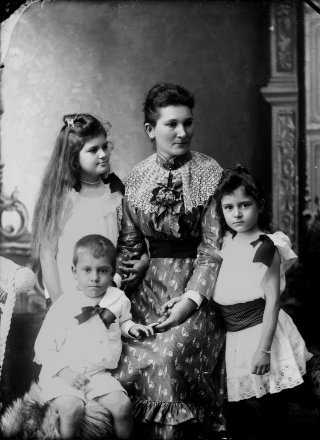 Victorian Motherhood: Lovely Vintage Photos of Mothers Posing With ...