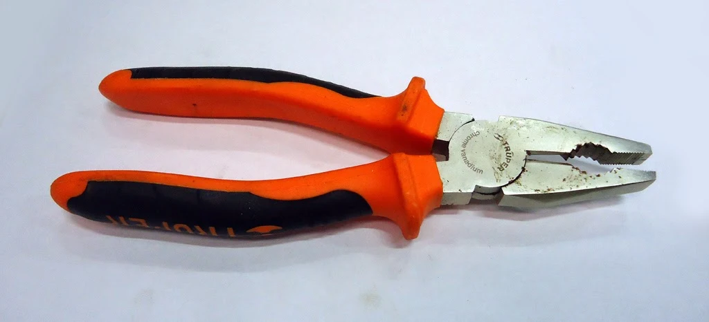 Pinzas universales para electricista | Instalaciones Eléctricas ...