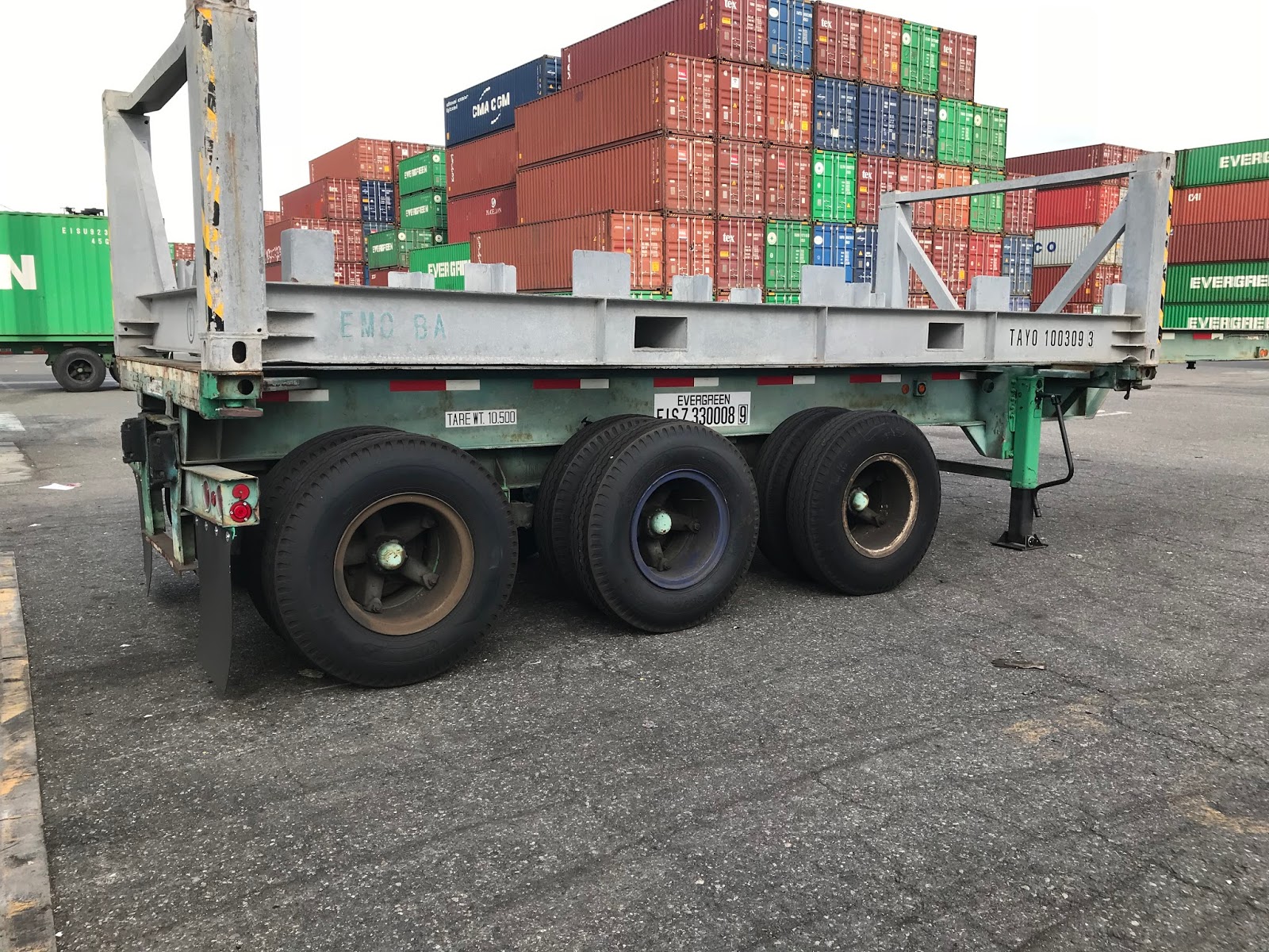 Shipping Container and Chassis: 20' Tri Axle Chassis!!!!!