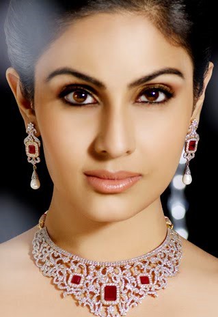 indiangoldesigns.com: Divya Parameshwaran in beautiful diamond neckace ...