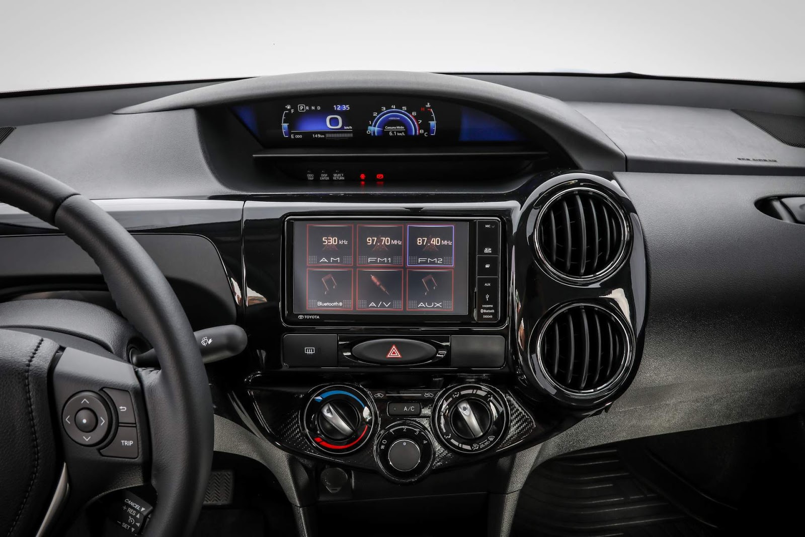 Toyota Etios Hatch e Sedã 2018: preço, fotos, consumo