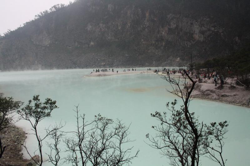 The crater ( Kawah Putih ) - LET'S TRAVEL