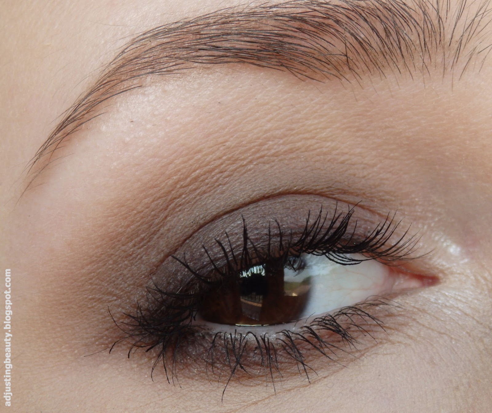 Brown smokey eyes - Adjusting Beauty