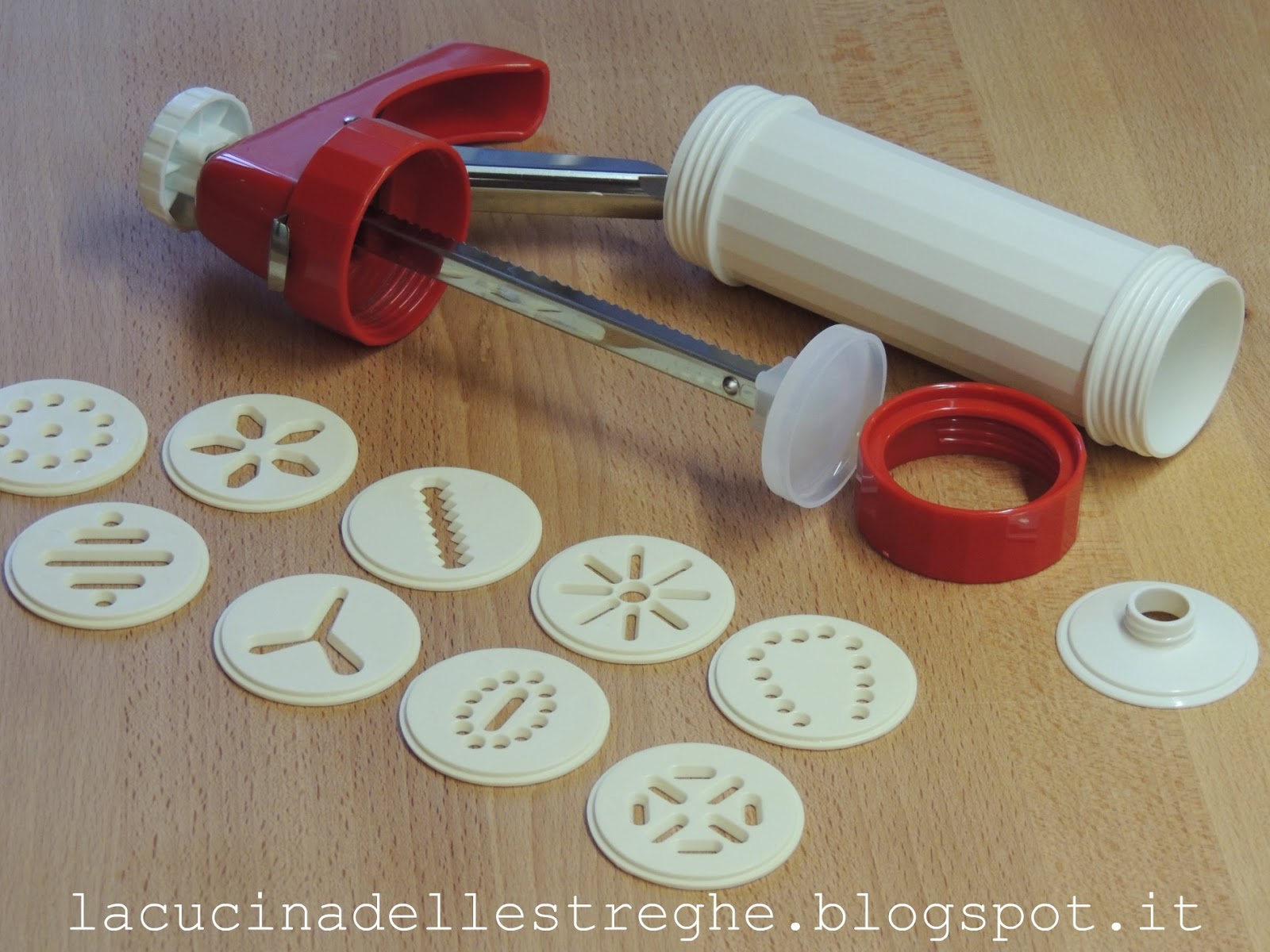 La cucina delle streghe: La pistola sparabiscotti