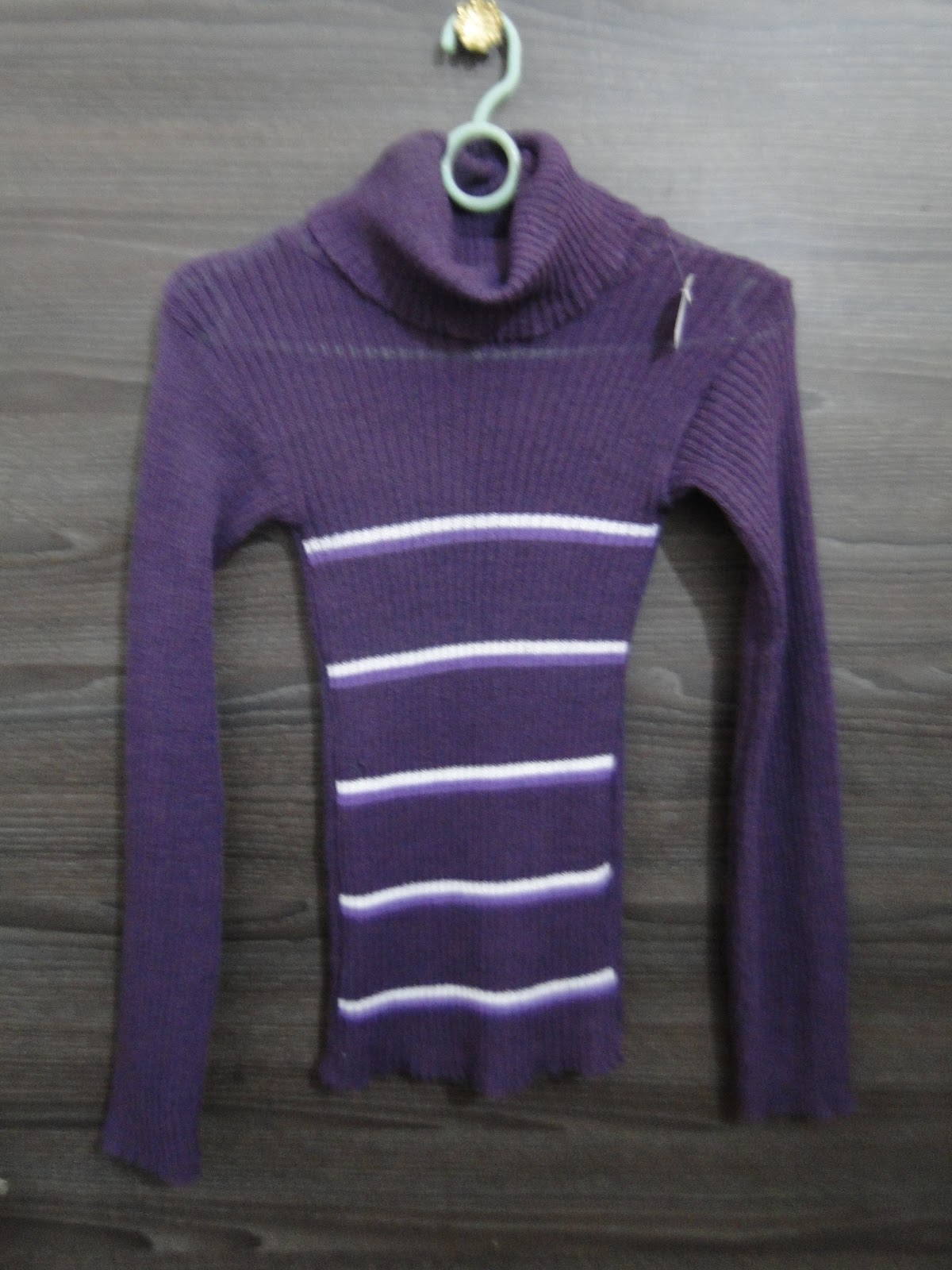 Brechó Reinvenção: DICA DE HOJE...BLUSA DE FRIO GOLA ROLÊ ROXA COM LISTRAS