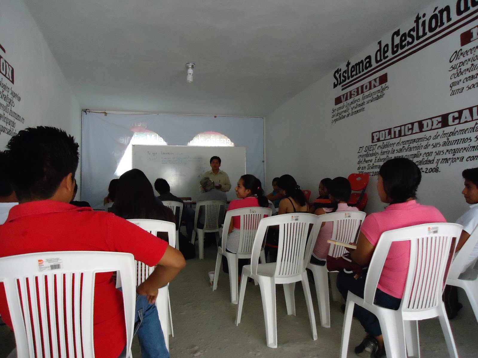 TUTORIAS ACADEMICAS: JOVENES RECIBEN TUTORIAS GRUPALES.