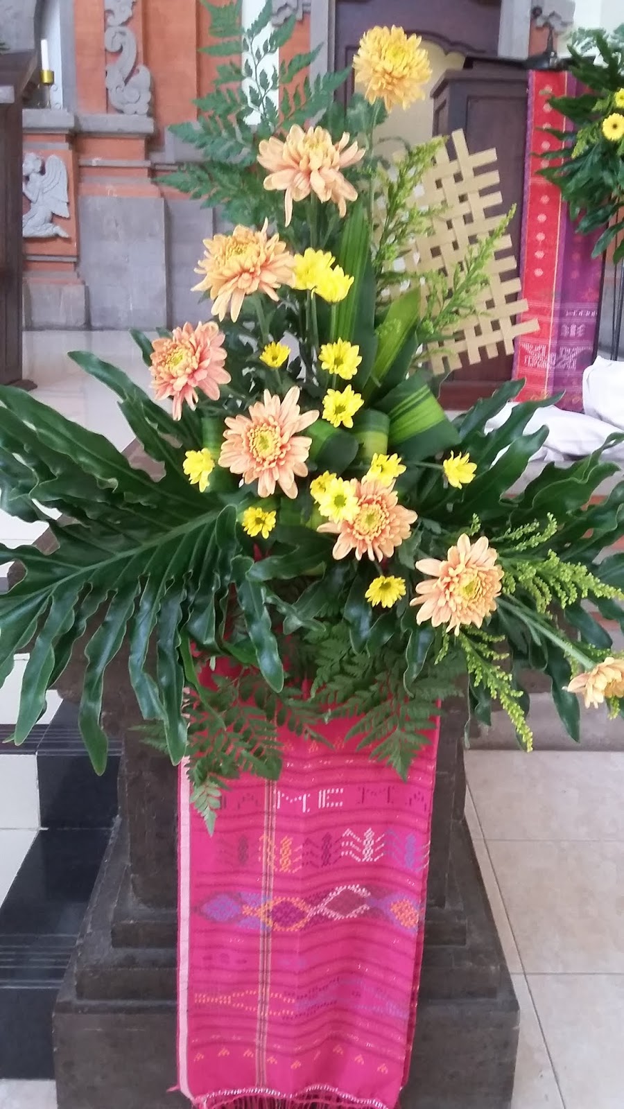 fredy: Rangkaian bunga altar Gereja Stasi Emmanuel Muncar