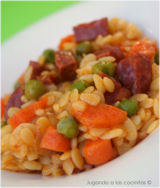 Jugando a las cocinitas: Pasta (piñones) con chorizo