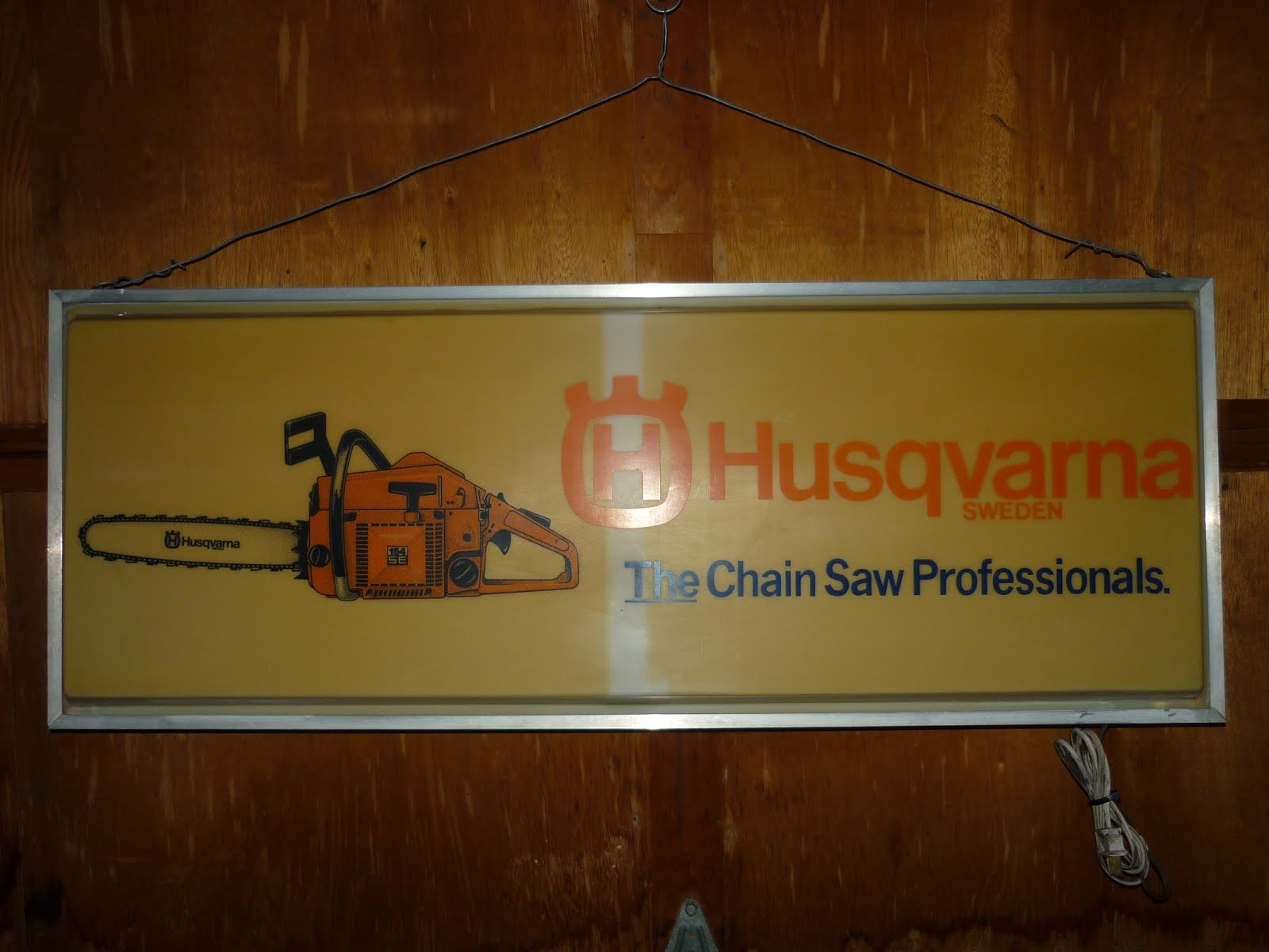 VINTAGE CHAINSAW COLLECTION: CHAINSAW SIGNS COLLECTION. (PICTURES).