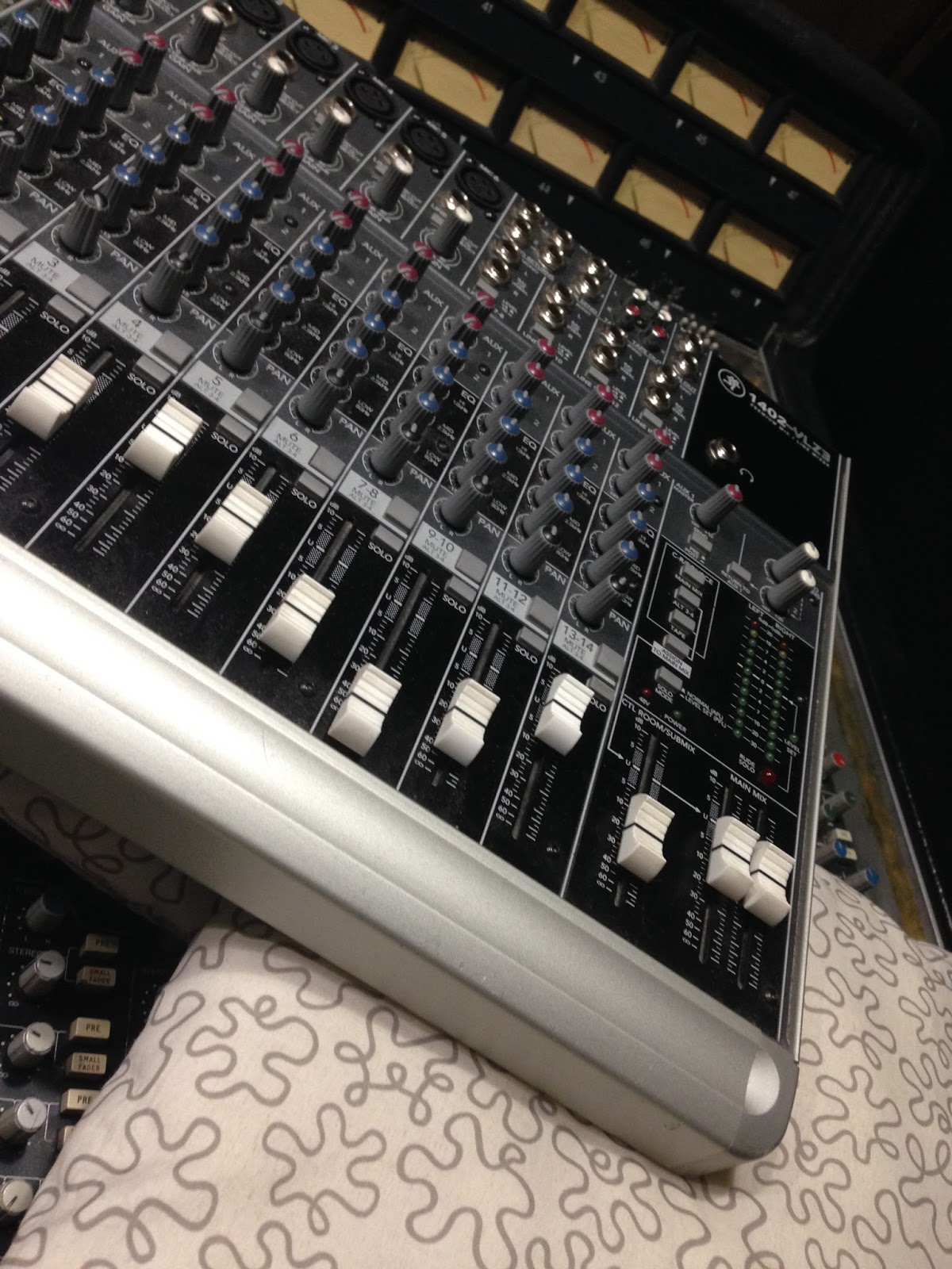 Infrequent Sound [sex.tex] technology: Mackie 1402-VLZ3 Premium 14 ...