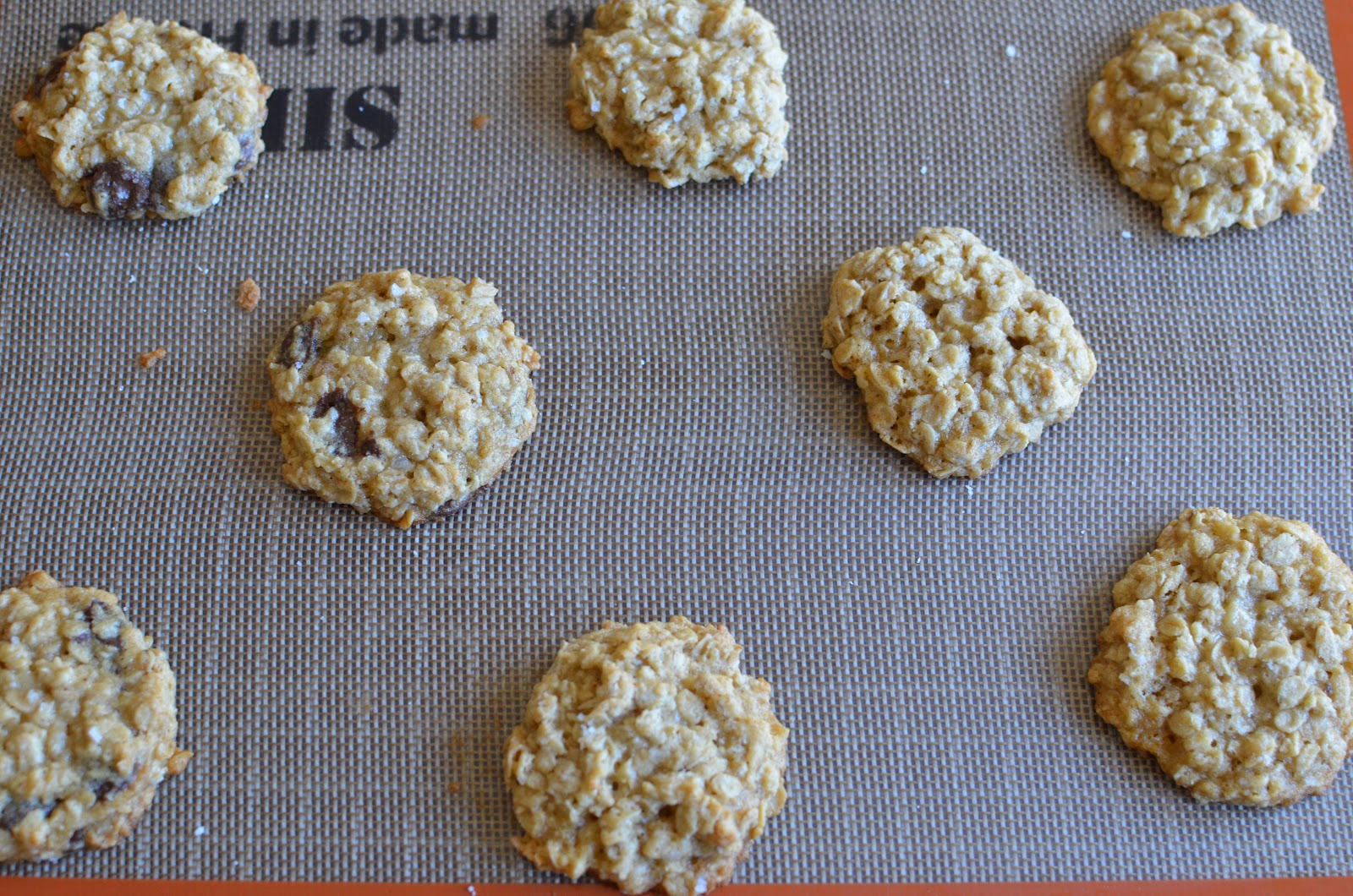 Playing with Flour: Salty oat cookies (with chocolate chips)