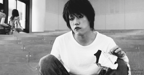 Adila Ben Dahou: Gifs : L from Death note movie ( kenichi matsuyama )
