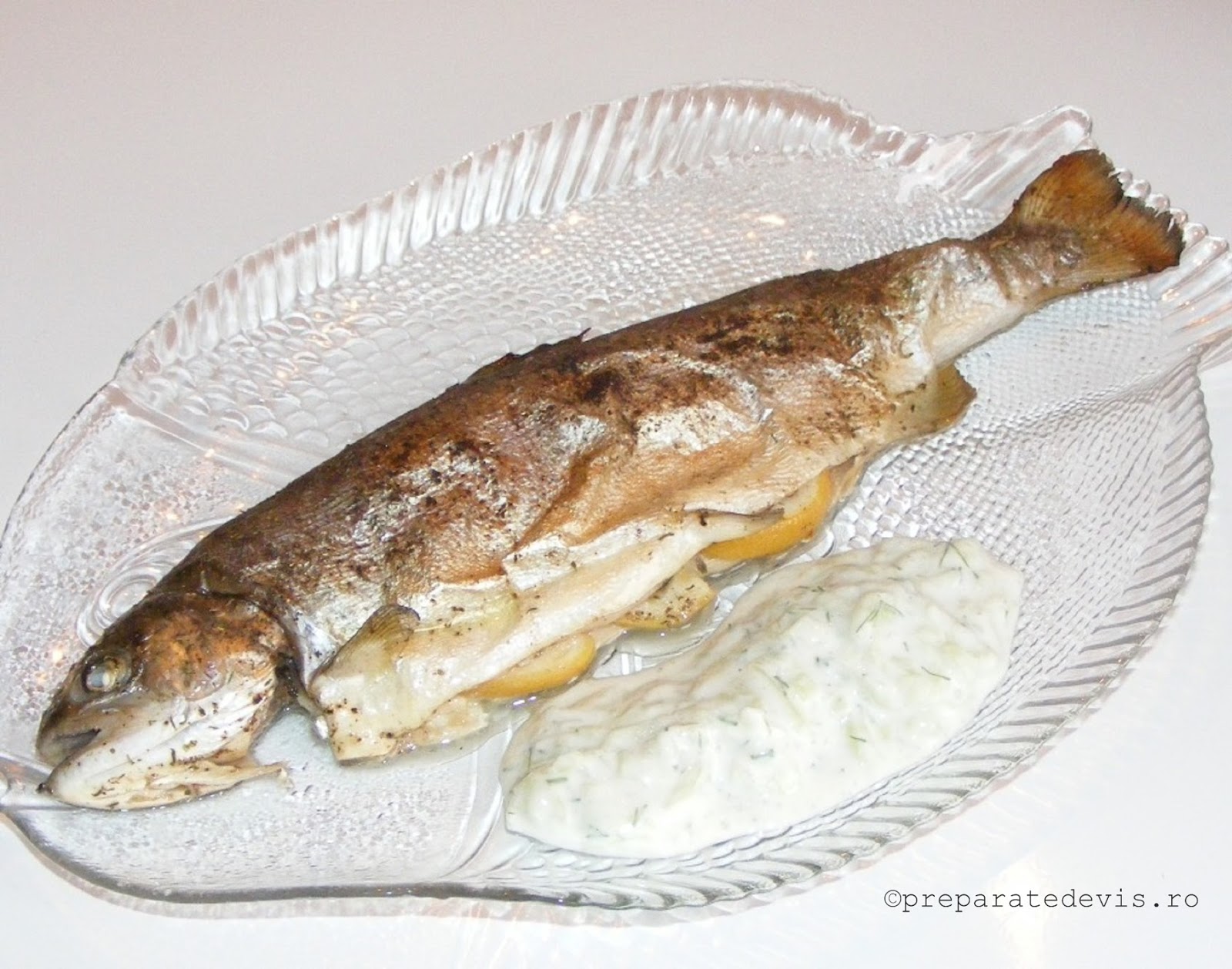 Pastrav la cuptor cu sos de castraveti | Preparatedevis.ro