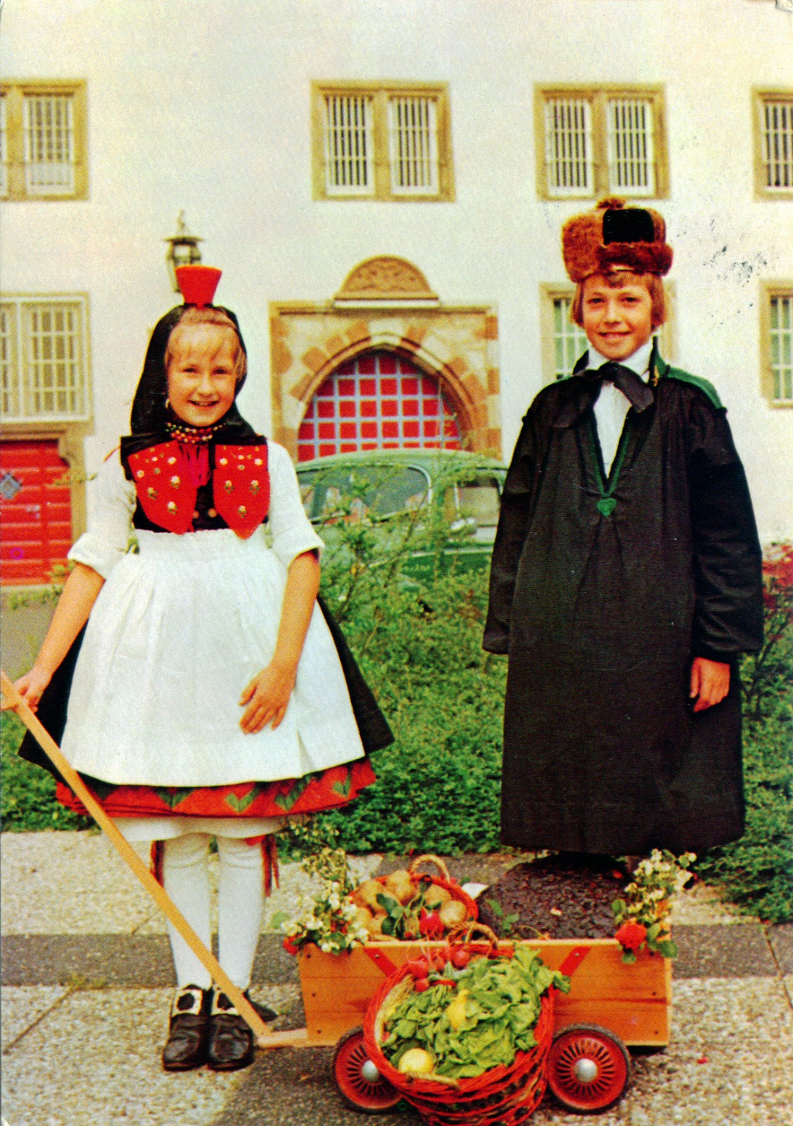 WORLD, COME TO MY HOME!: 0692 GERMANY (Hesse) - Schwälmer Tracht