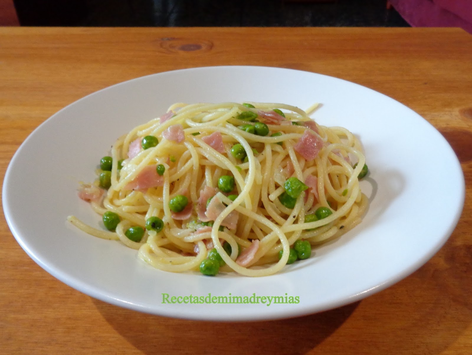 RECETAS DE MI MADRE Y MIAS: Espaguetis con jamón y guisantes