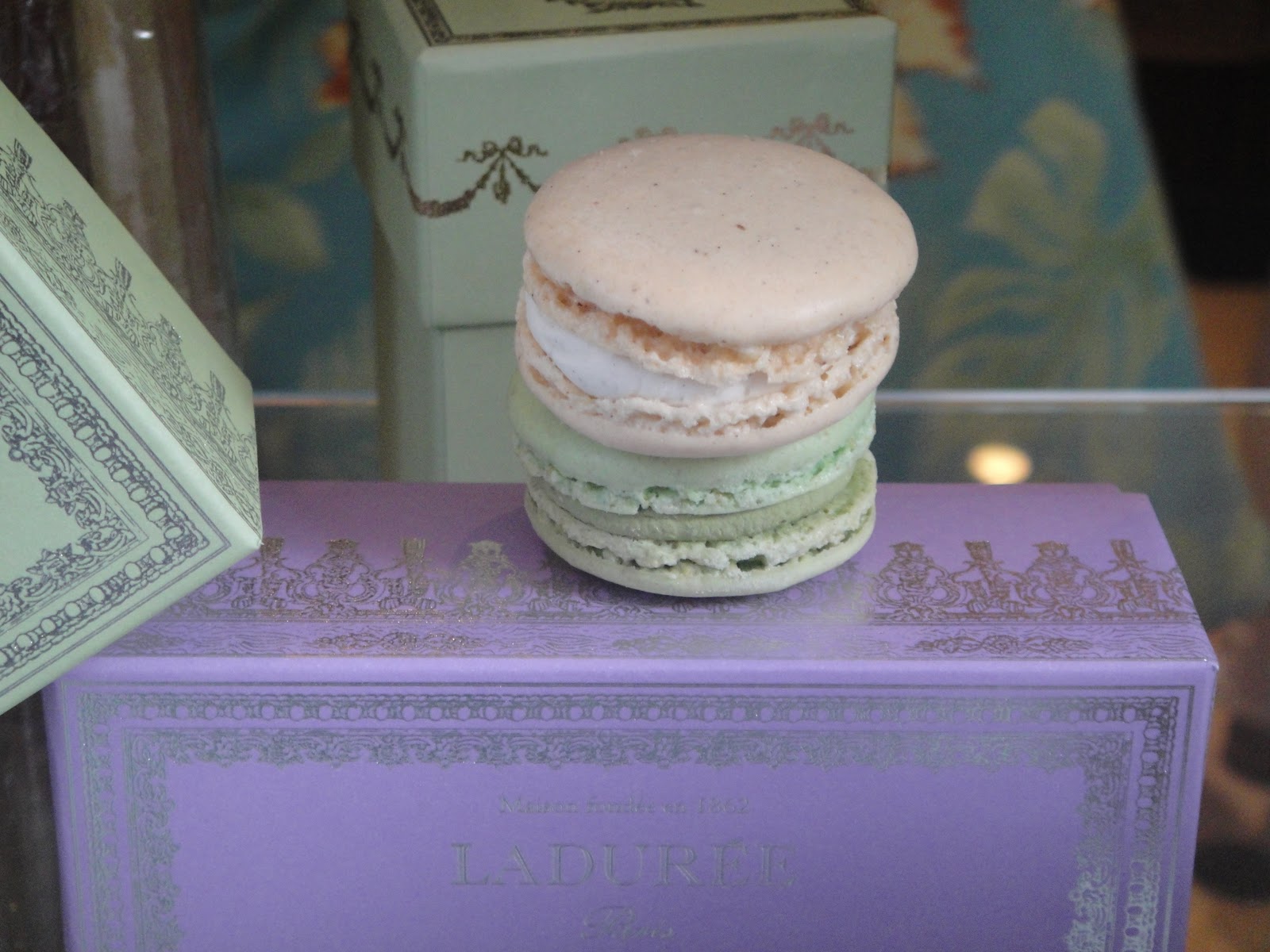 FOODYHOLIC'S Choice: LADUREE - French macarons