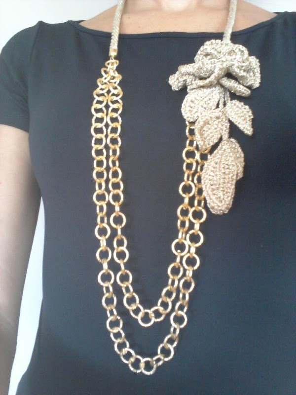 Pedacitos de vida: Collar con cordón en dorado