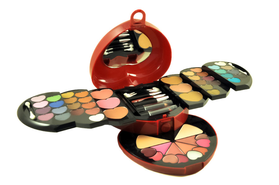 Ladycosmetic: I-Heart Multi-Color Makeup Kit CC9879