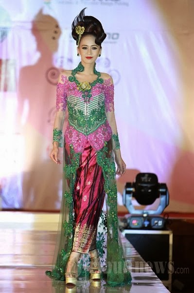 28+ Inspirasi Style Model Baju Batik Fashion Show