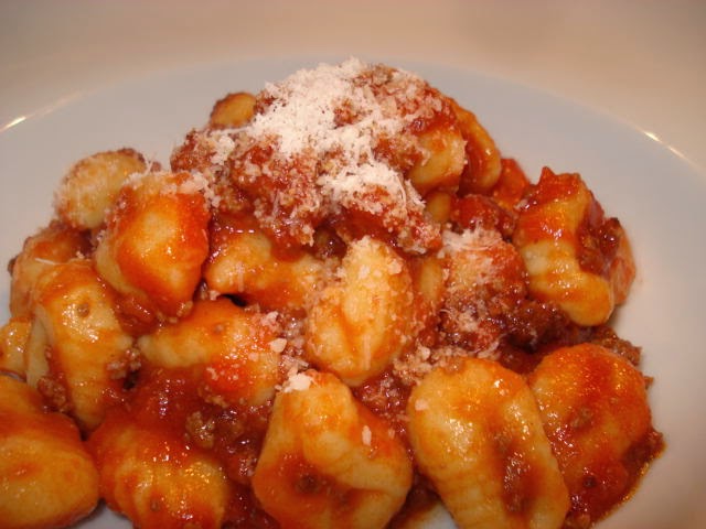 Gnocchi al ragu' bolognese semplice (Gnocchi with easy bolognese sauce)