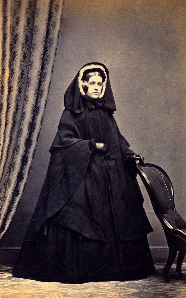 Victorian Widows: Graceful Photos of Young Women in Mourning Dresses ...