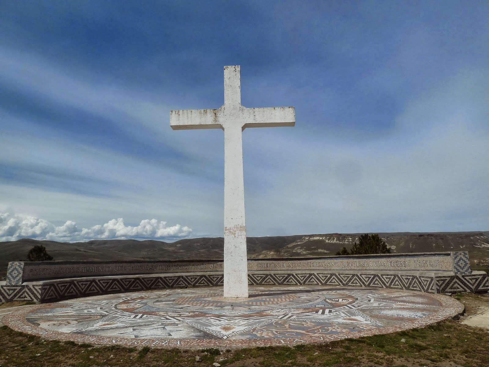 Parque escultórico Via Christi. Impresionante camino de la fe.Junín de ...