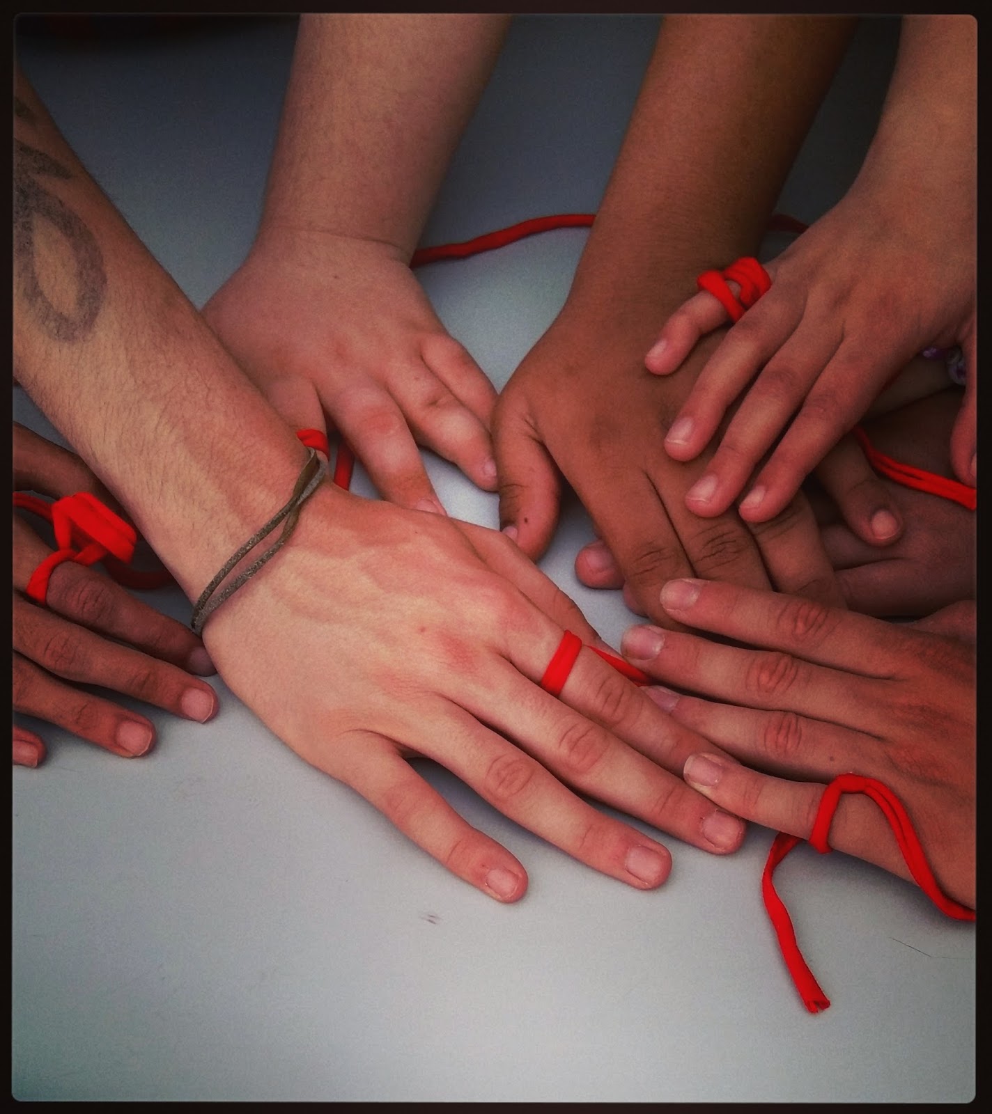 SANTS INNOCENTS: LA LEYENDA DEL HILO ROJO