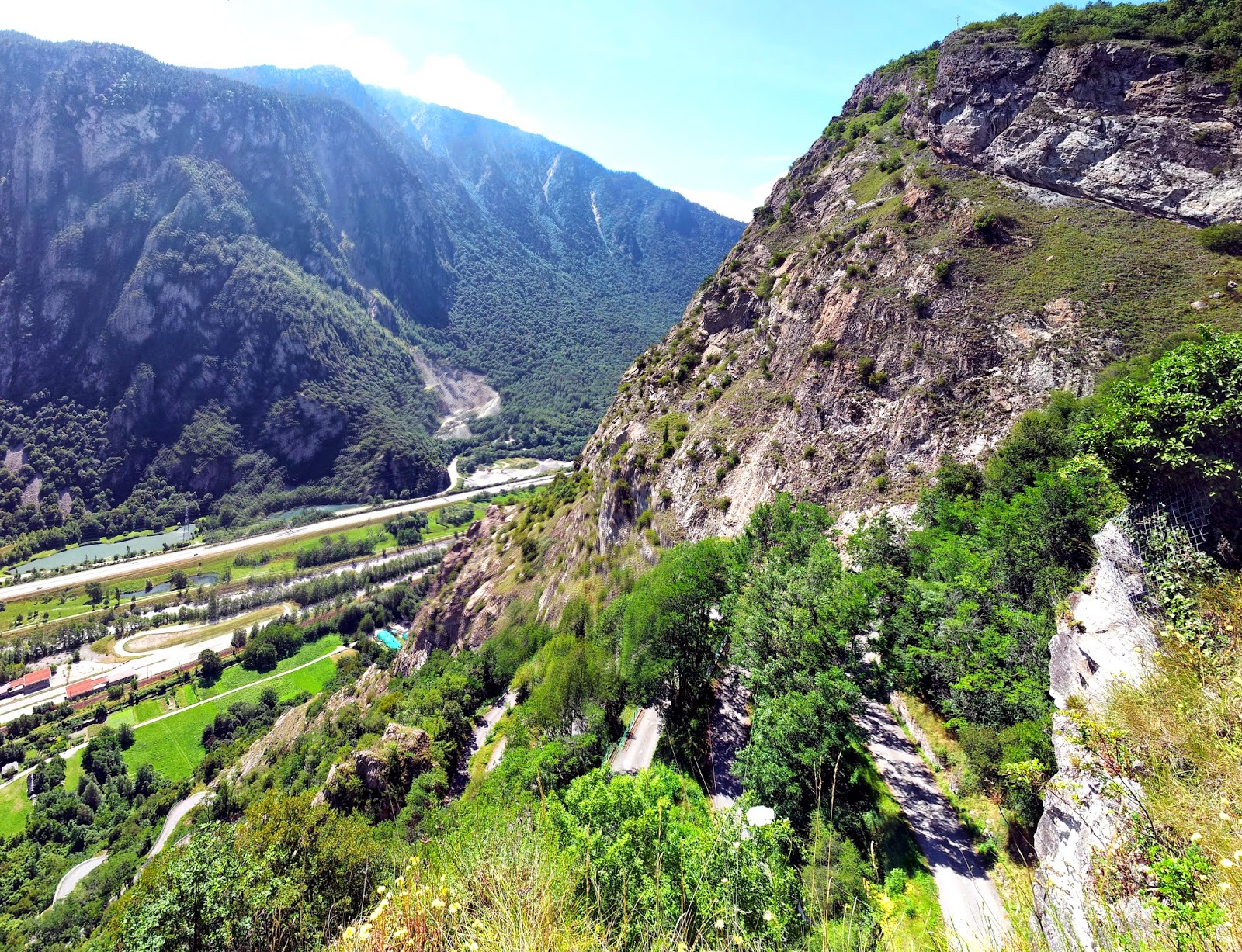 Pass Hunters: "les lacets de montvernier" hard into the rock