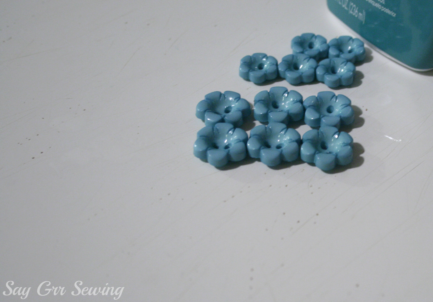 Say Grr Sewing: Dyeing Buttons