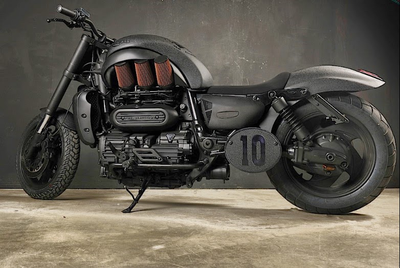 Triumph Rocket III Custom - Grease n Gas