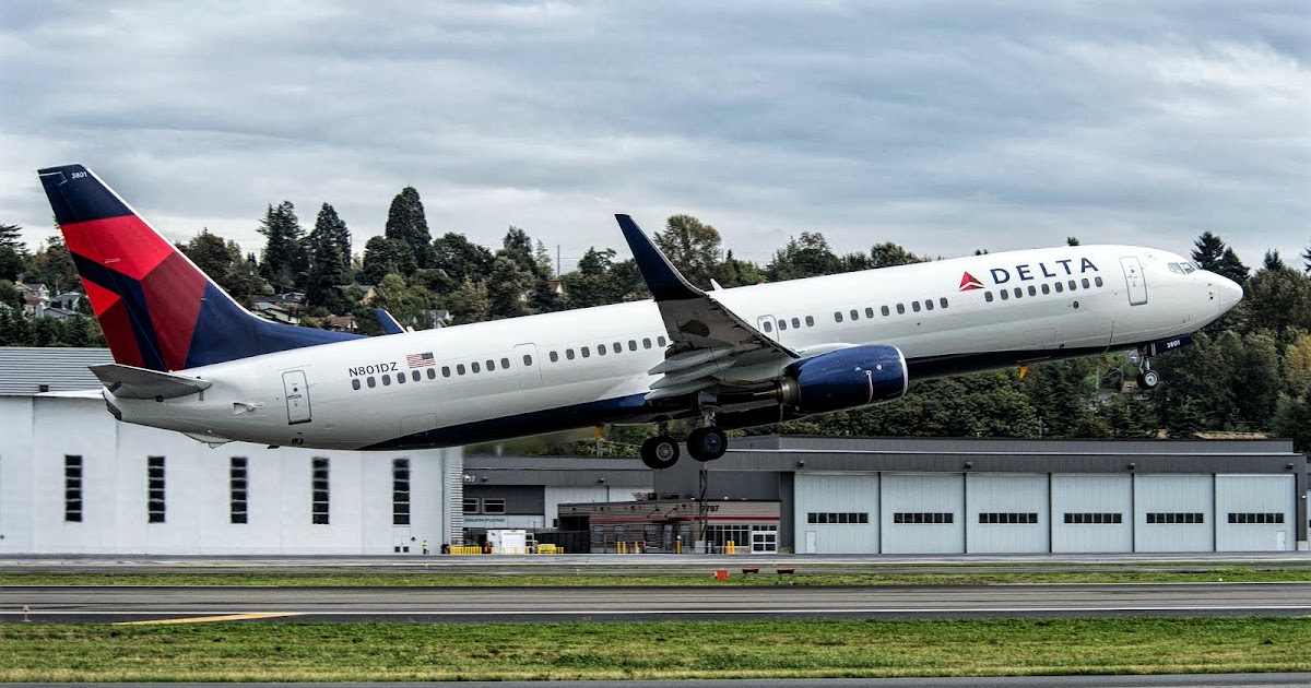 Boeing 737-900ER Delta Air Lines Takeoff Climbing