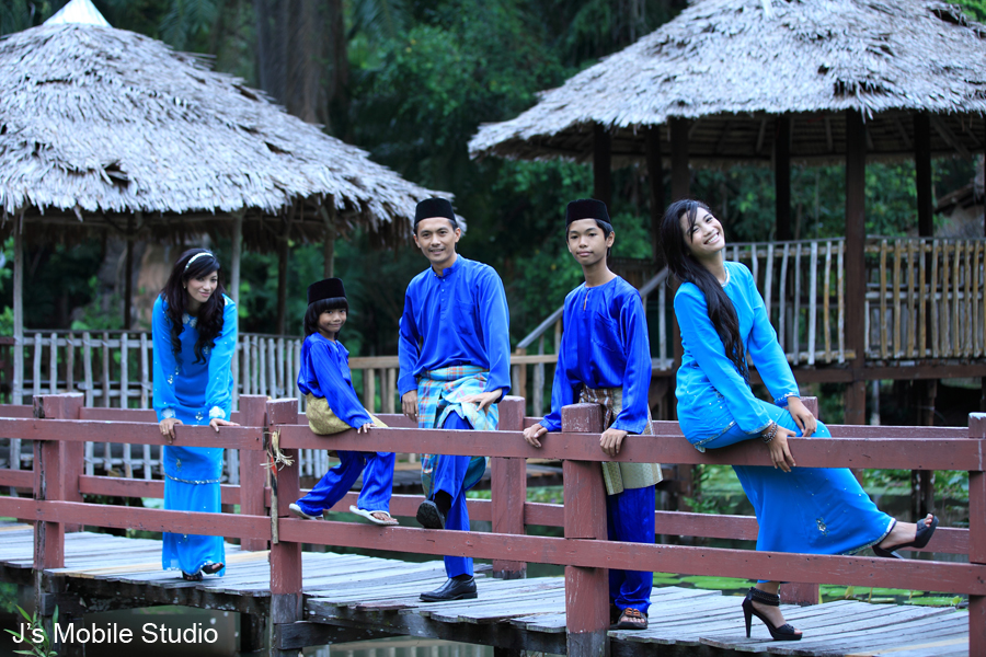 J's Mobile Studio: Family Raya Outdoor Photo Shoot