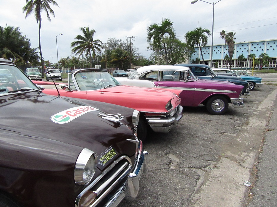 Cuban Cigars, Culture & Lifestyle: Club de Autos Antiguos (Havana) Car Show