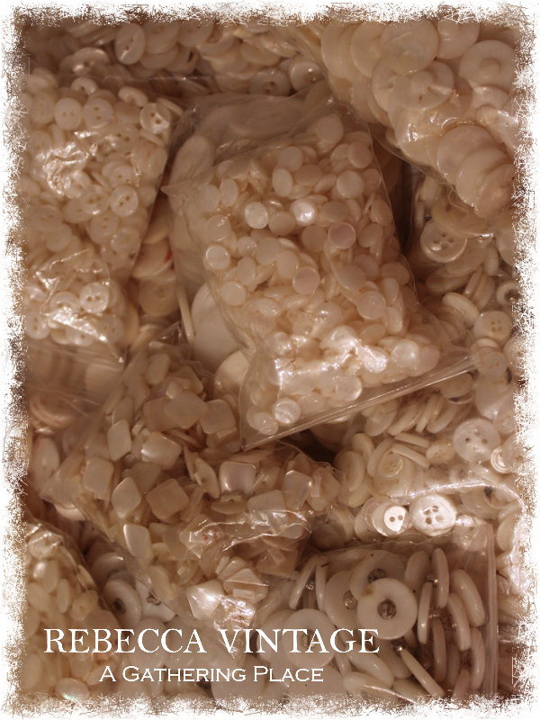 ~THE VINTAGE BUTTON LOVER~