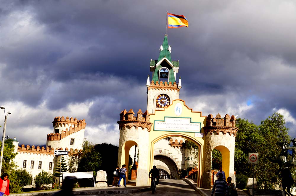 ALL YOU NEED IS ECUADOR: PUERTA DE LA CIUDAD DE LOJA