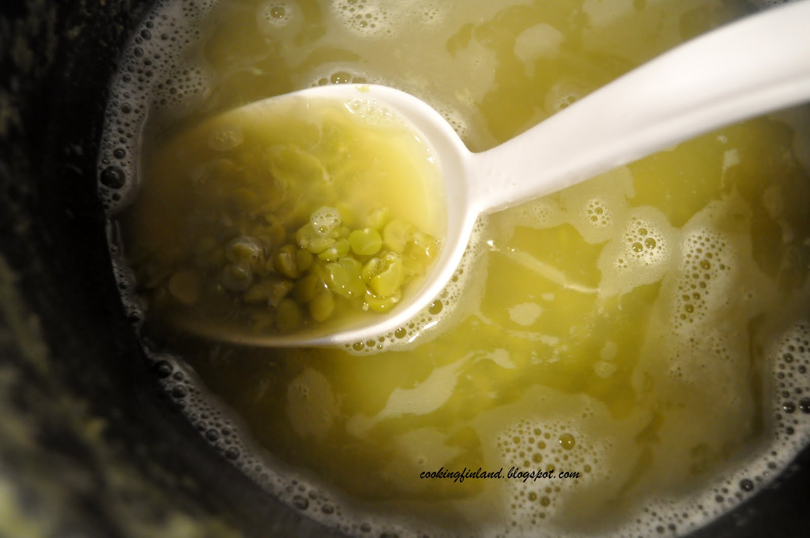 Cooking Finland: Thursday dinner--pea soup and oven pancakes! Hernekeitto