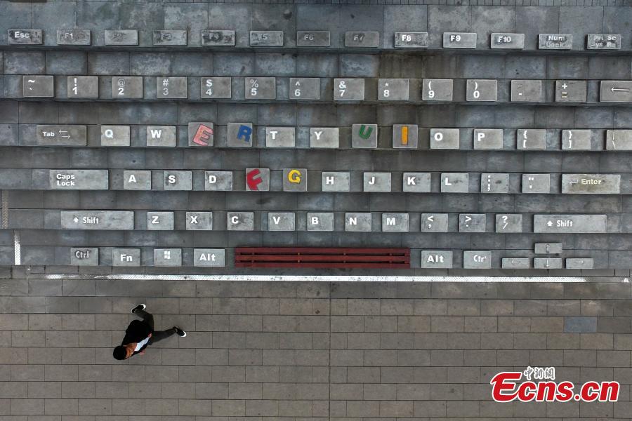 Keyboard raksasa di pusat perbelanjaan IT di kota Chongqing ~ China ...