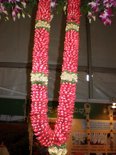 Buy Rose Petals Maalai (Surya Jyothika Malai) | PooOnline.com - Buy ...