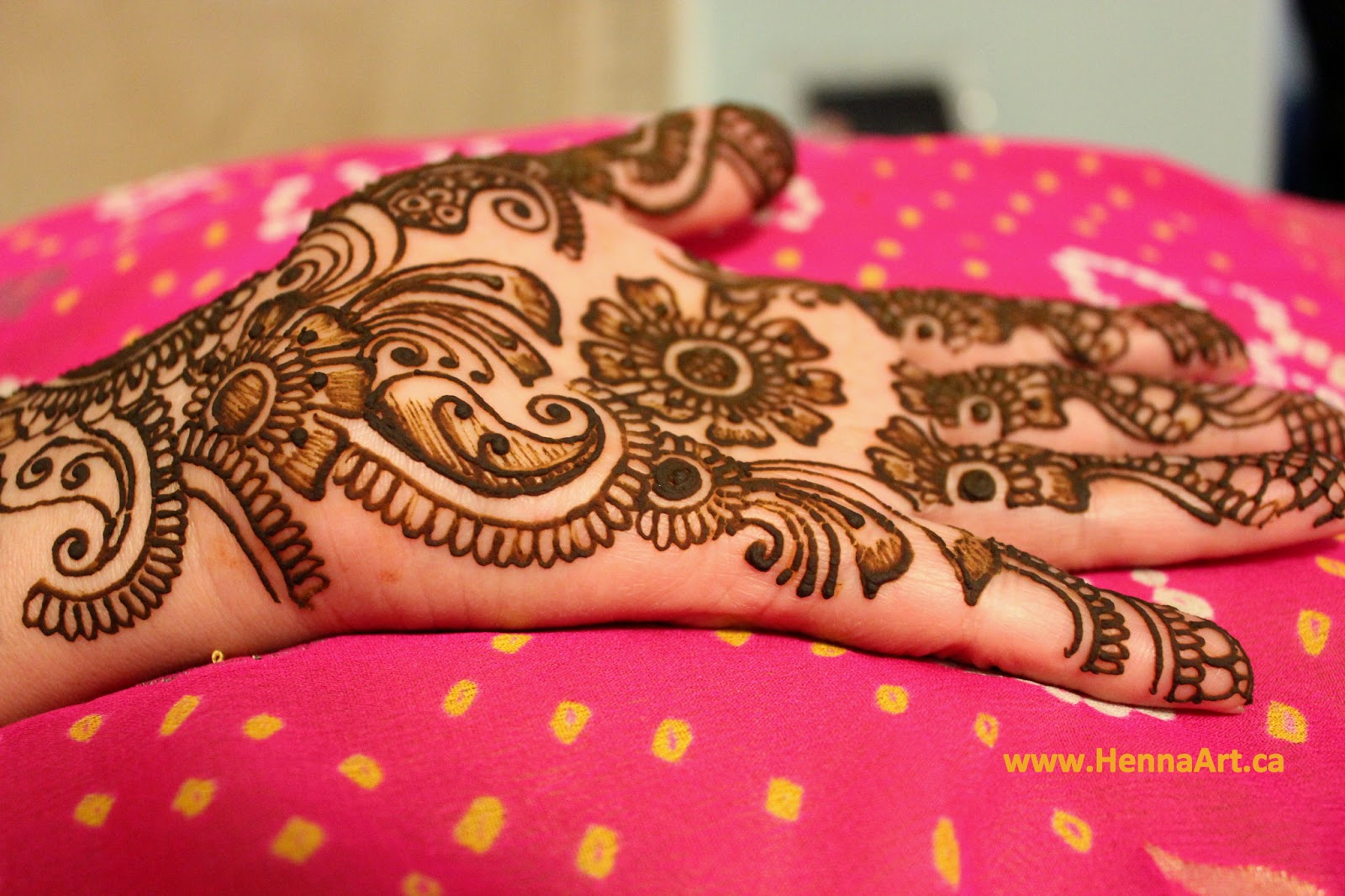 How to find a good henna artist for your party