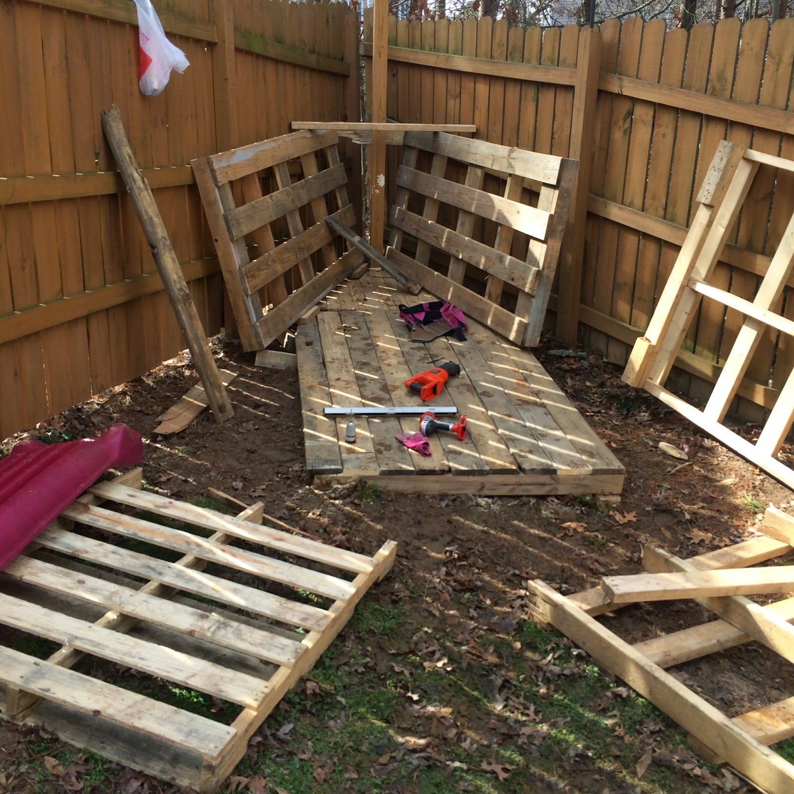 The Elaborate Procrastinator : Pallet Pirate Ship