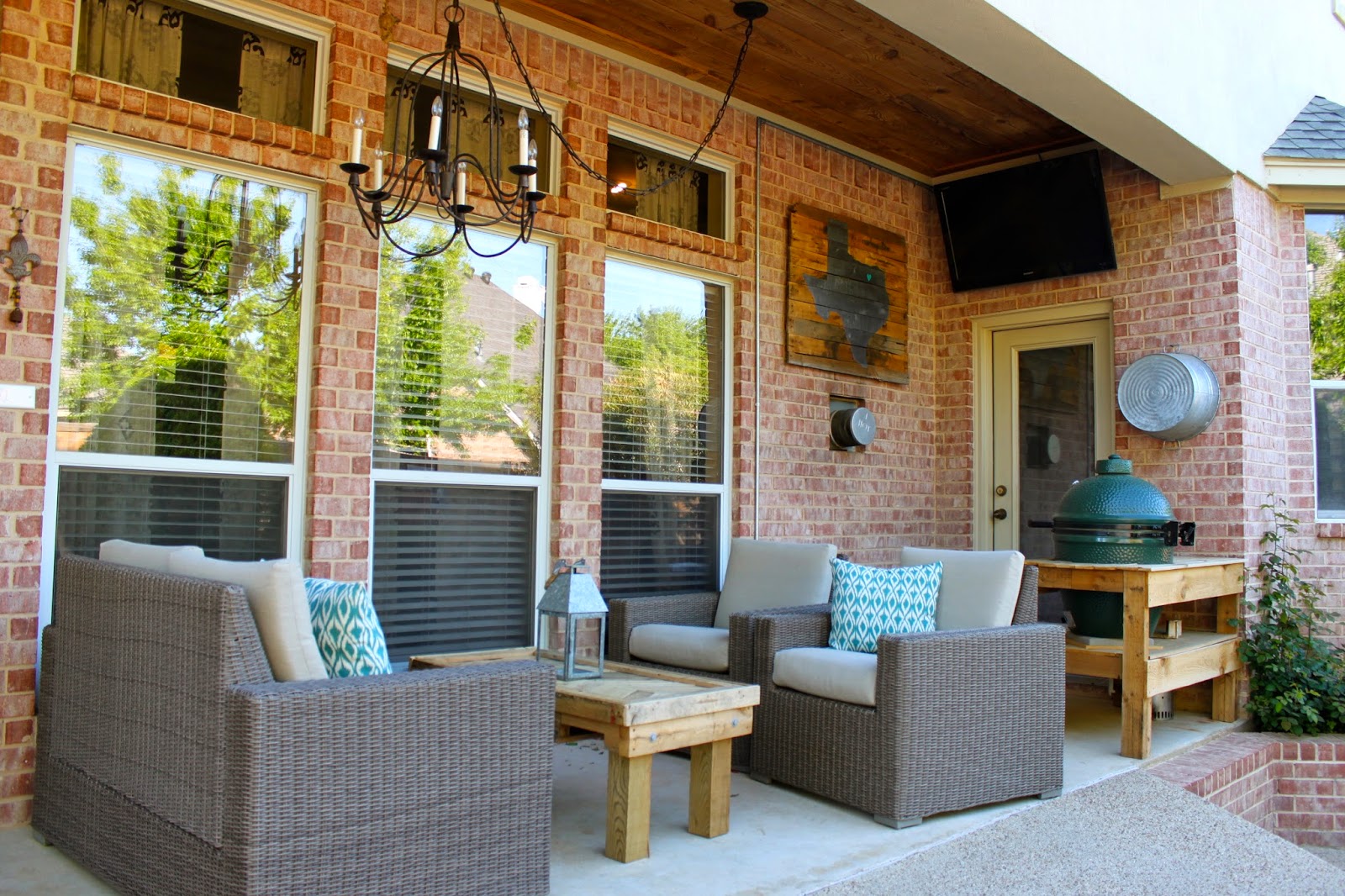 Crafty Texas Girls: DIY Chevron Pallet Table