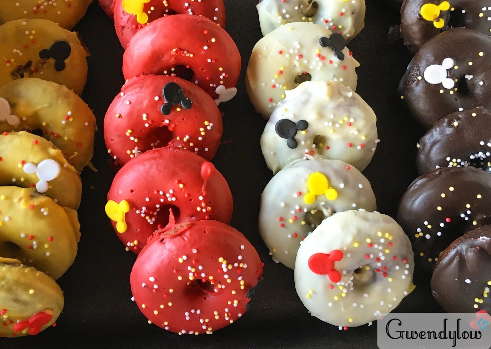 Mesa Dulce de Mickey Mouse - Chuches, mini donuts, cupcakes, galletas ...