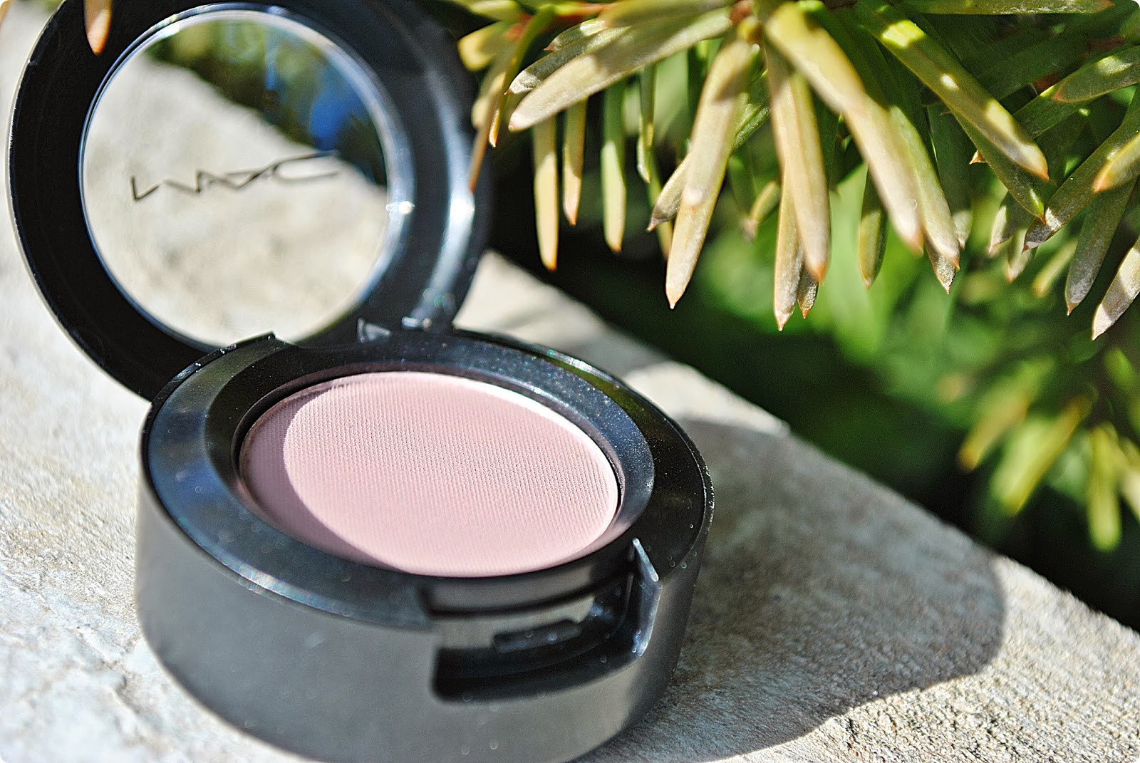 PIĘKNIE JEST ŻYĆ: MAC QUARRY EYE SHADOW