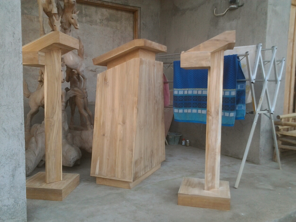 Pahatan Patung "Larissa": Mimbar Sabda dan Mimbar Imam Kayu Jati