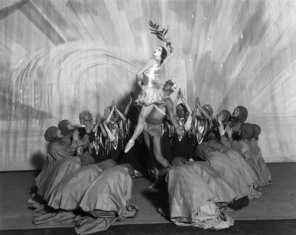25 Gorgeous Vintage Photographs of Ballet Dancers From Between the ...