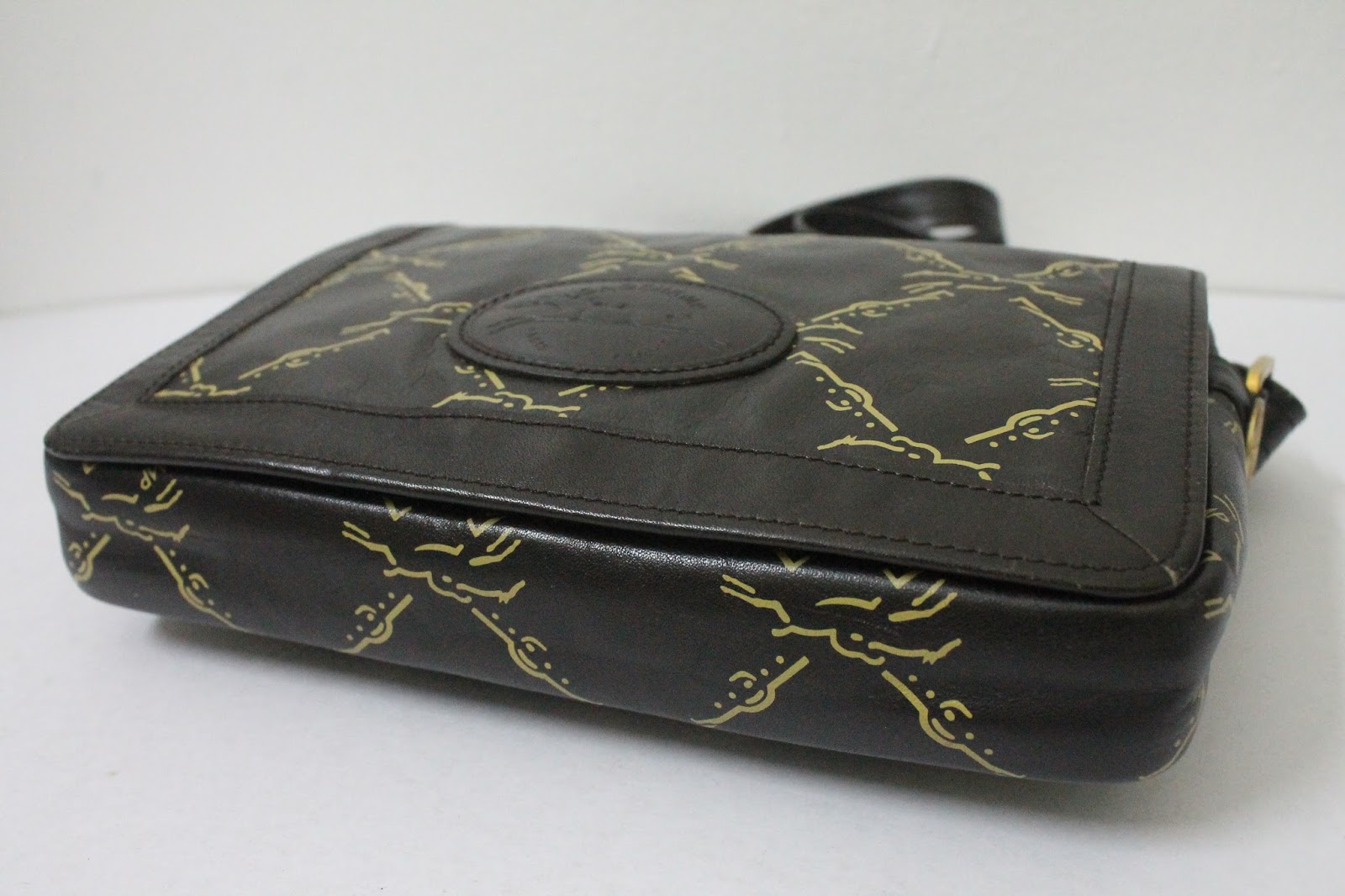 BUNDLEBARANGBAEK: Authentic & Vintage LONGCHAMP Leather Crossbody Bag.