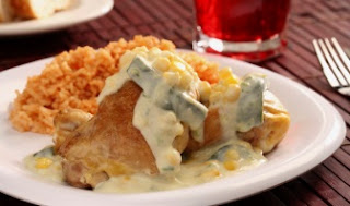 365 RECETAS PARA LA RECIEN CASADA: MENU 139: POLLO CON RAJAS POBLANAS.