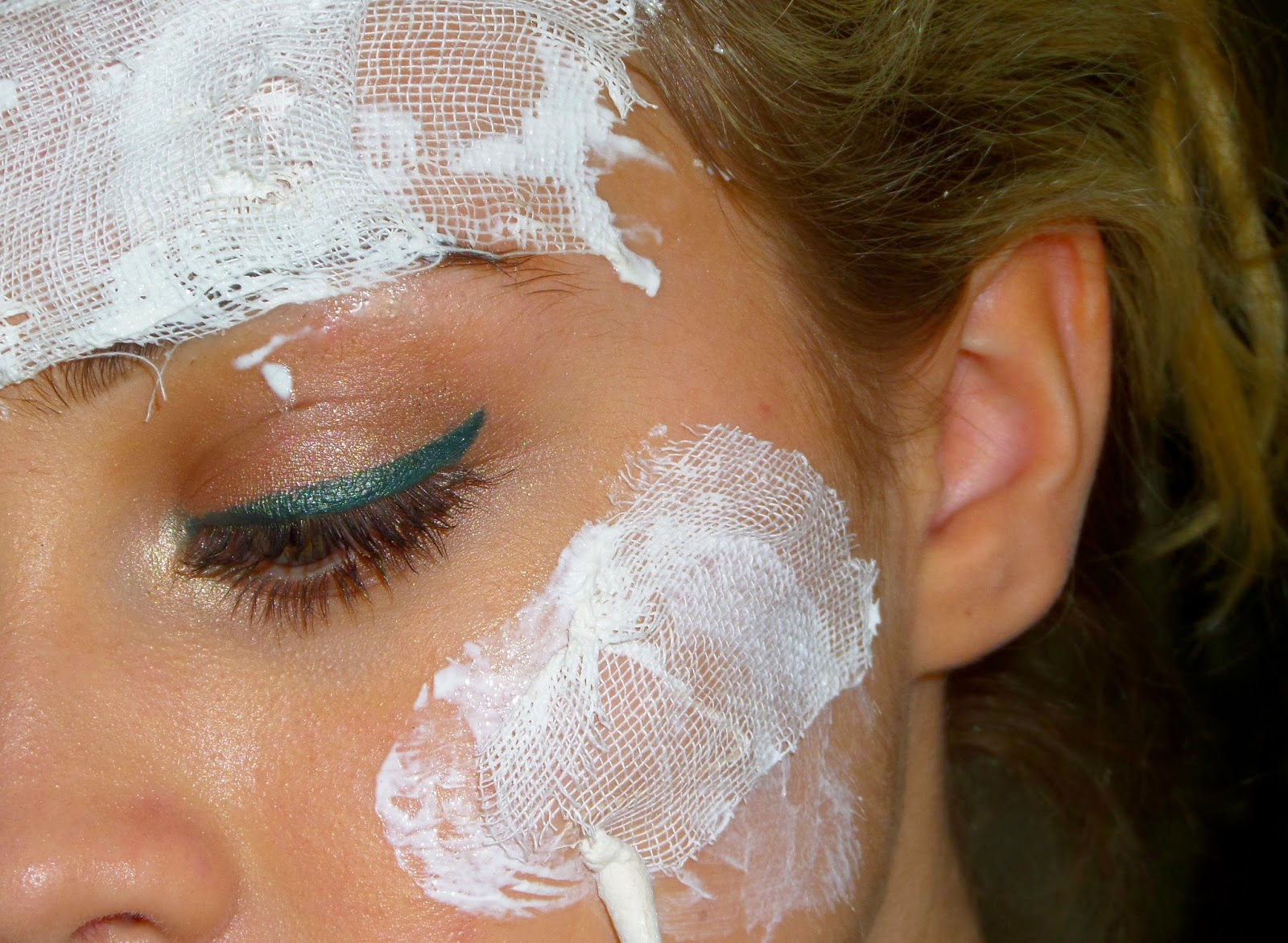 Lily Rose: Decomposing Zombie Halloween Makeup Look