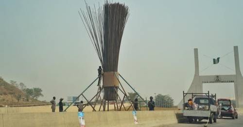 APC builds huge broom in Abuja entrance ~ Afric-tv24 - Zamfara - Nigeria